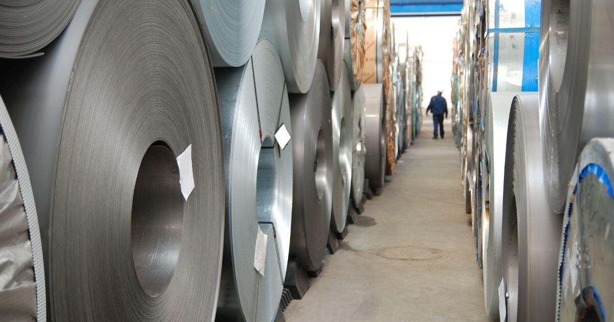 How Market Volatility Affects Steel Prices and Order Quantities